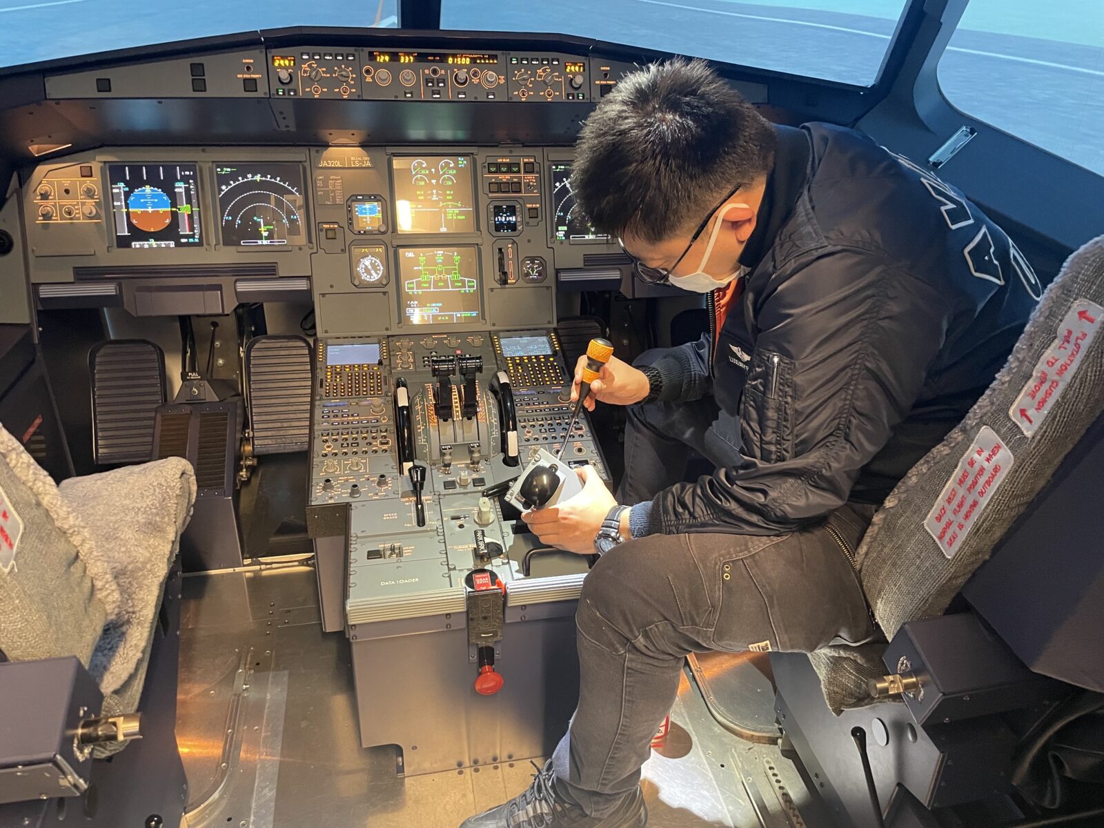 【羽田空港本店】AIRBUS A320 FLAP LVR修復 ｜ 羽田・セントレアでフライトシミュレーターを体験するなら「LUXURY FLIGHT」